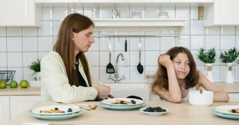 Top 4 Tips To Deal With Controlling Parents (Hidden Signs Inside)